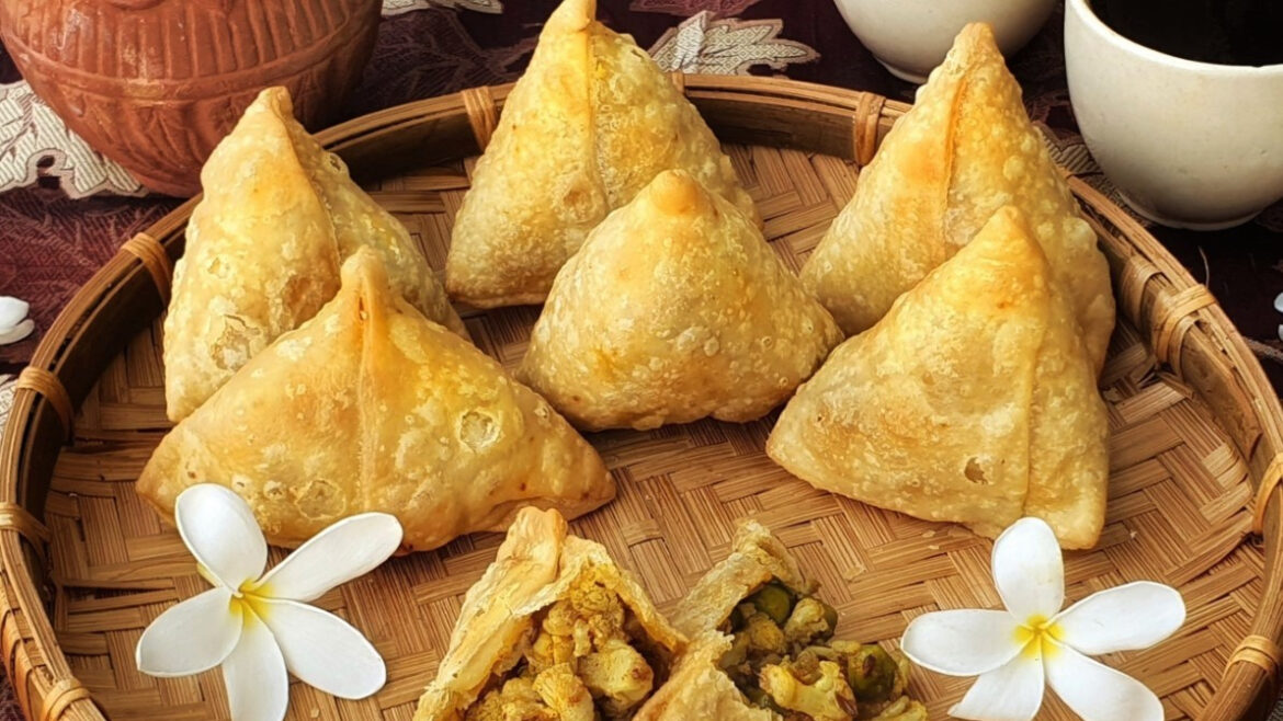 Cauliflower Samosa (Bengali Phoolkopir Shingara) – Reetika Mitra